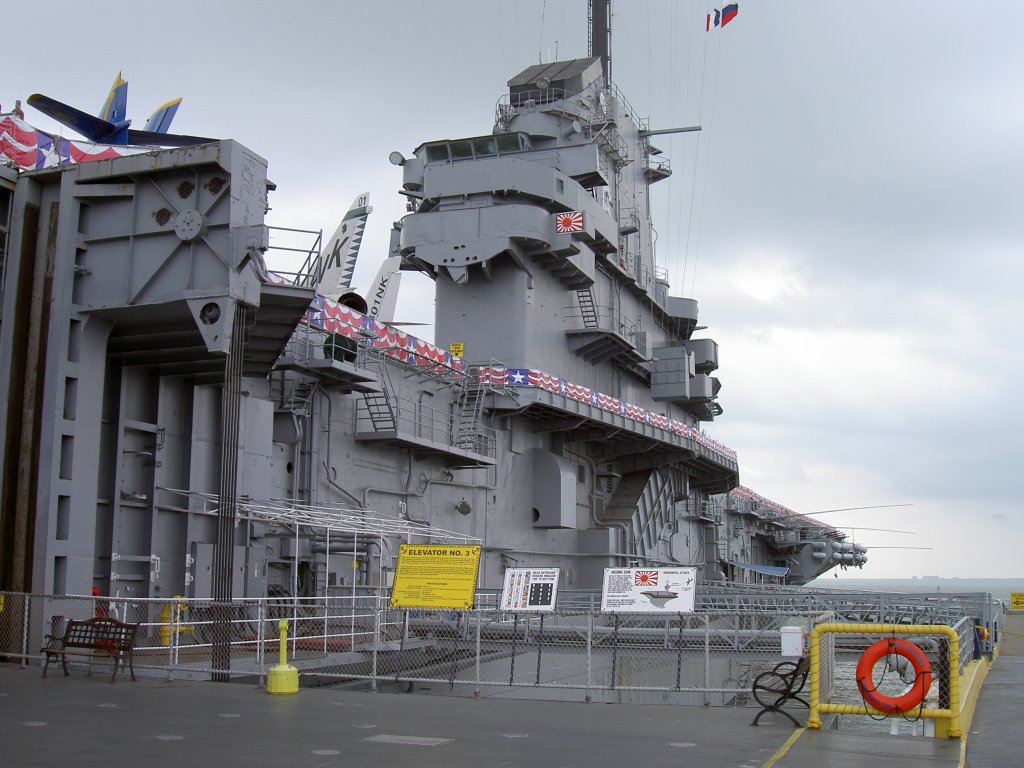 USS Lexington (CV16), 27100 To. Flugzeugträger, Länge 265.8 Meter ...