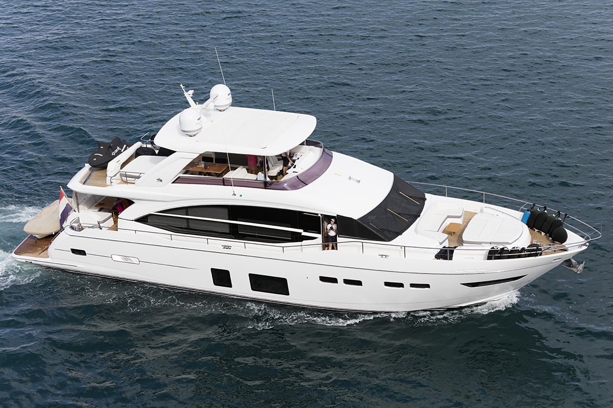 Motorboote mit Kajüte / Yachten Fotos (8) - Schiffbilder.de