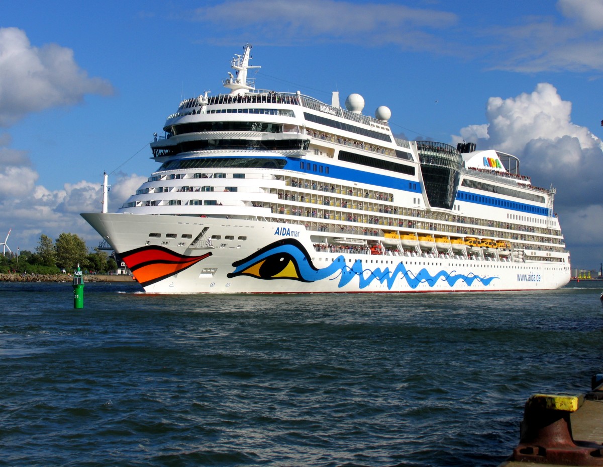 Aidamar in Warnemünde am 21.6.2014 - Schiffbilder.de