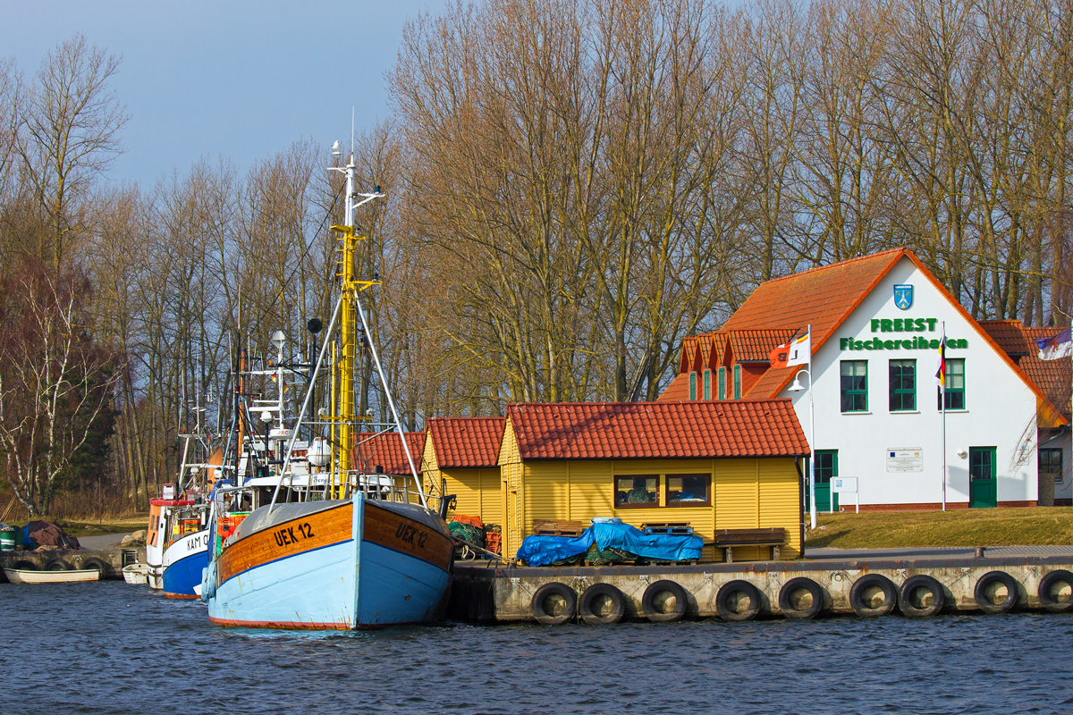 Die UEK-12 lag,am 13.April 2013,im Hafen von Freest - Schiffbilder.de