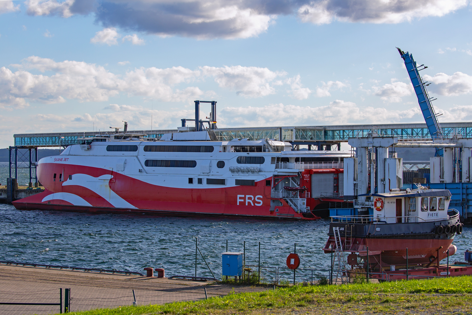 Die SKANE JET(IMO 9176060) und FIETE warten im Mukraner Hafen scheinbar ...