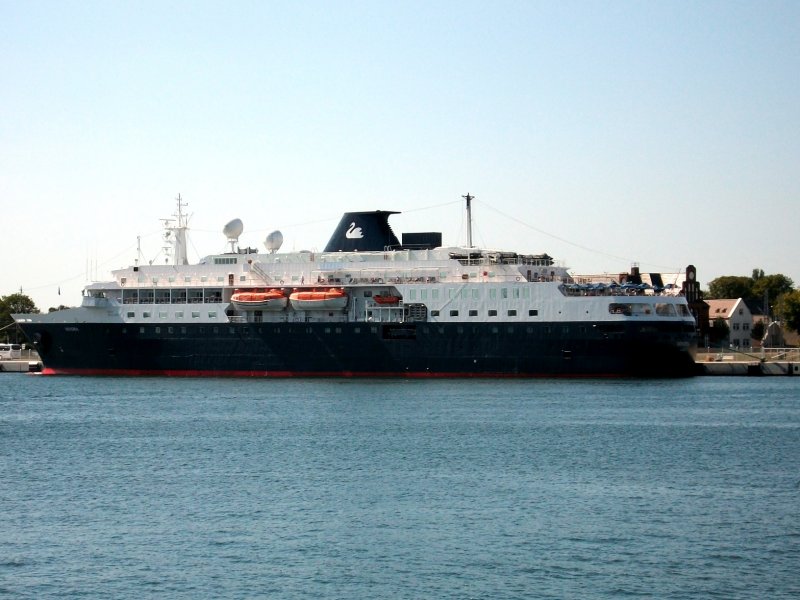 MV Minerva in Warnemünde (19.08.09) - Schiffbilder.de